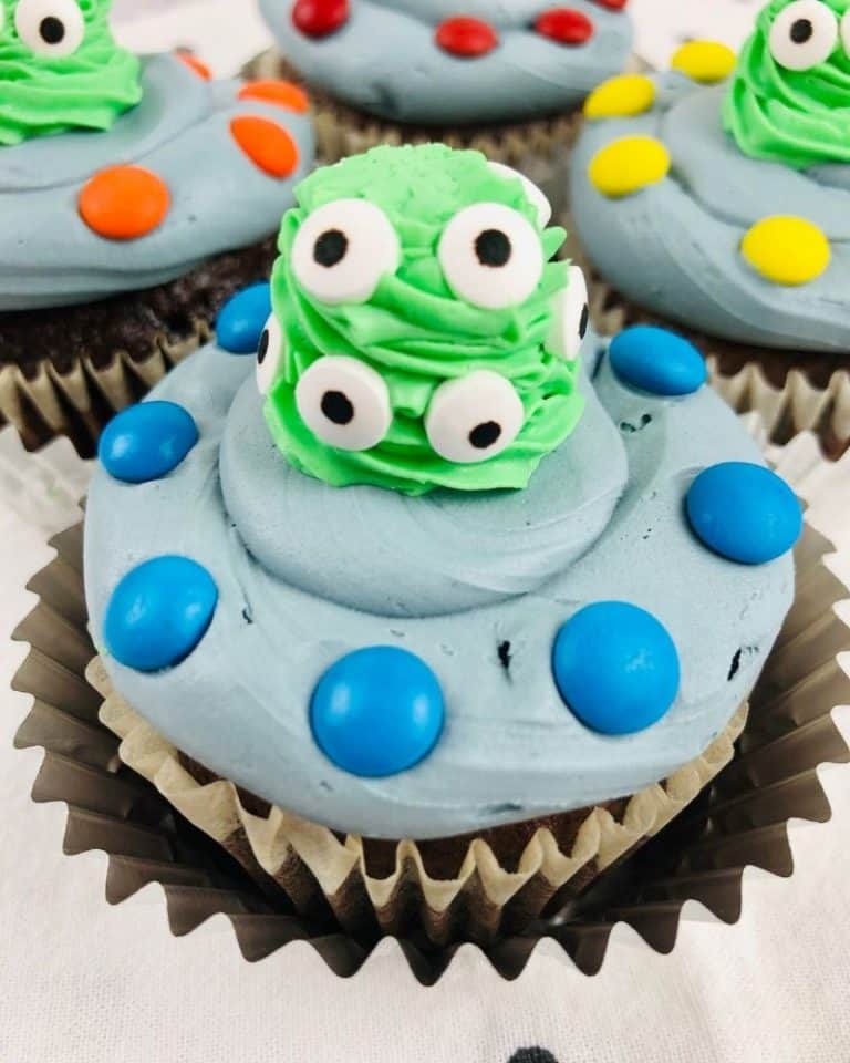 Alien Spaceship Cupcakes - A Crazy Family