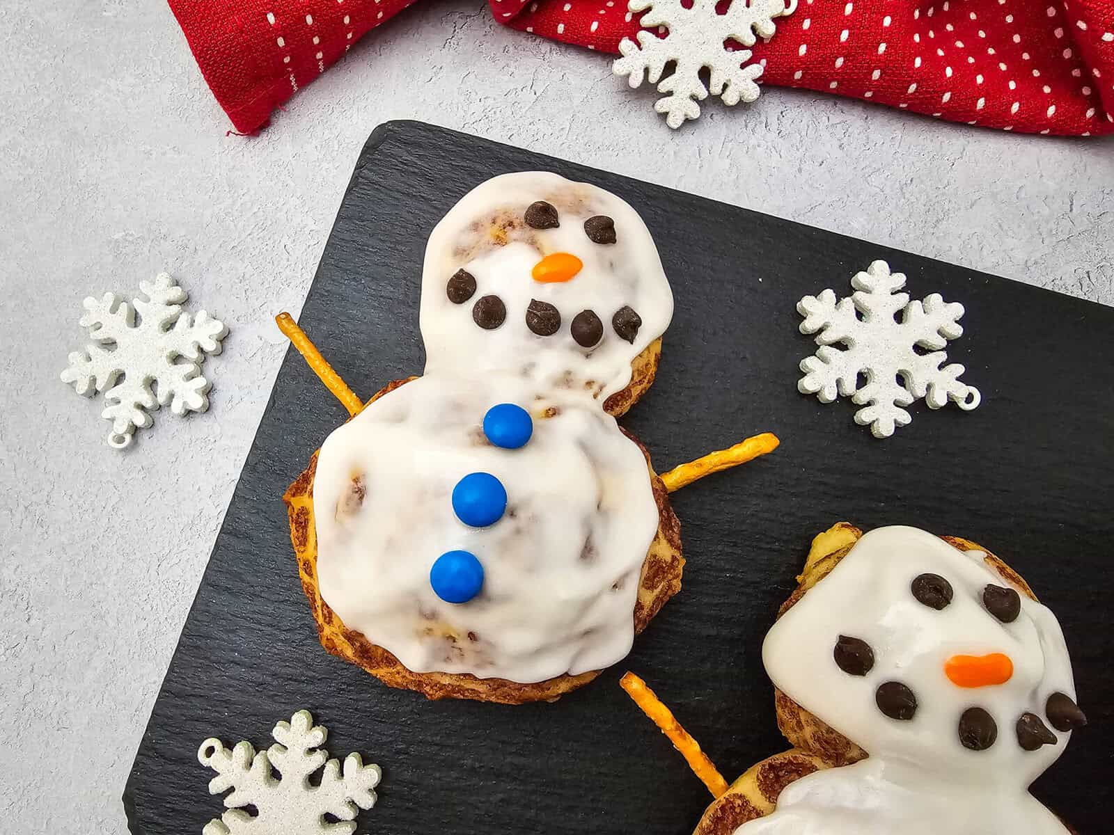Snowman Cinnamon Rolls – Festive Treat for Christmas Morning - A Crazy ...